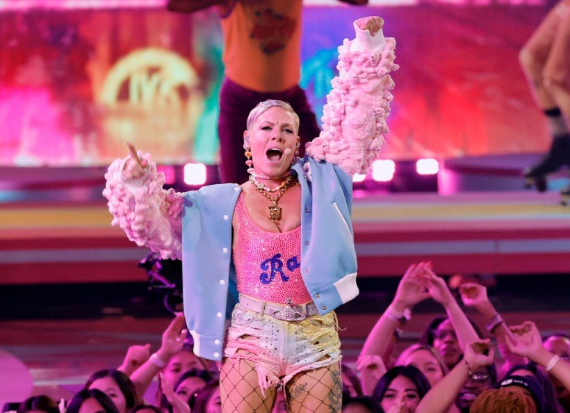 Pink Fan Goes Into Labor at Her Concert, Names Baby After Singer ...